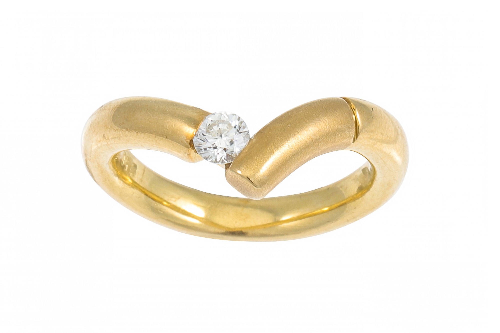 Lot 26 - A DIAMOND SET RING, the V-shaped 18ct band