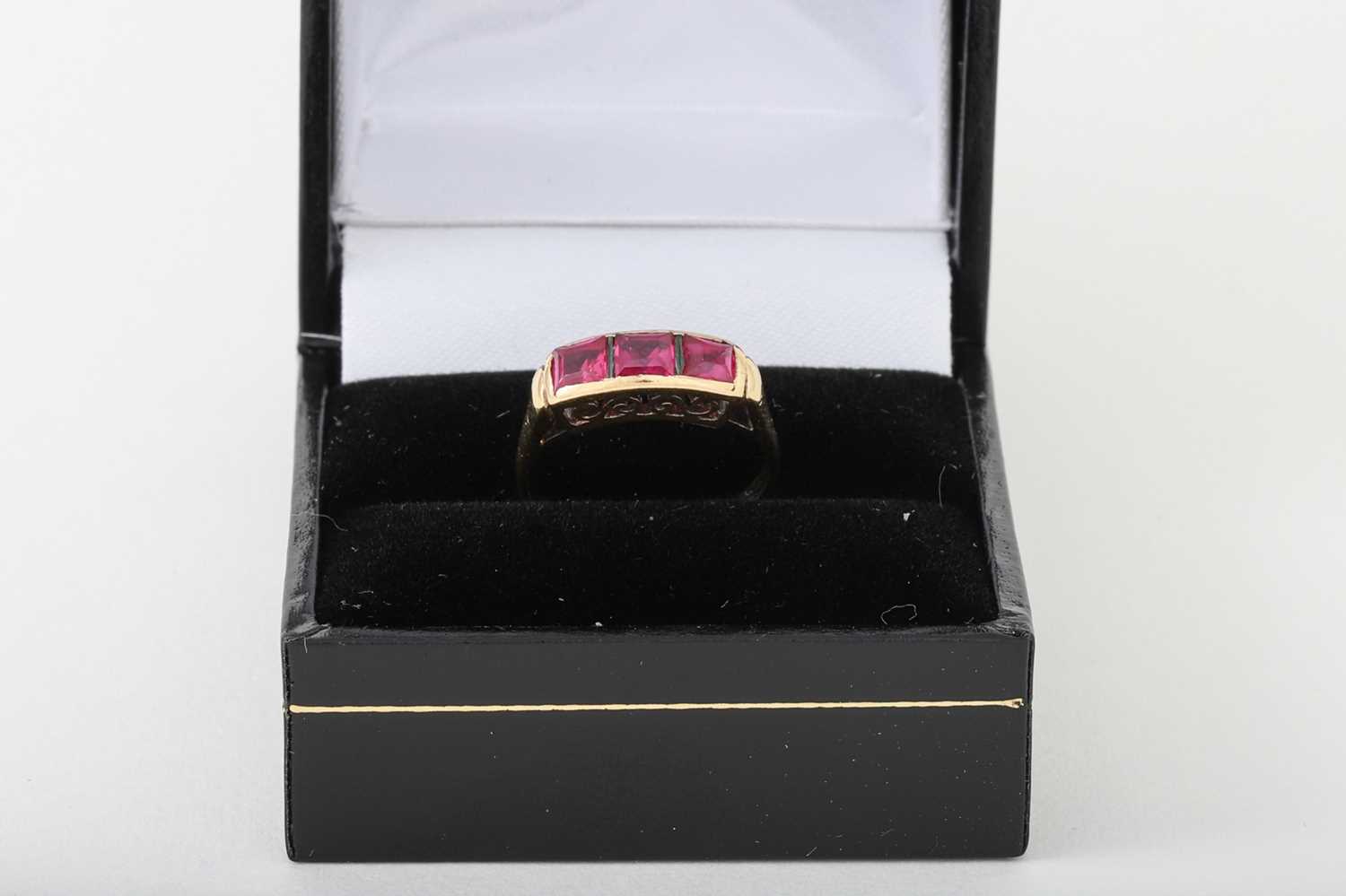Lot 84 - A VINTAGE RUBY RING, mounted in yellow gold,