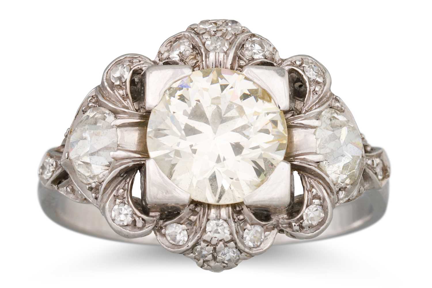 Lot 270 - A RETRO DIAMOND RING, the old cut diamond to