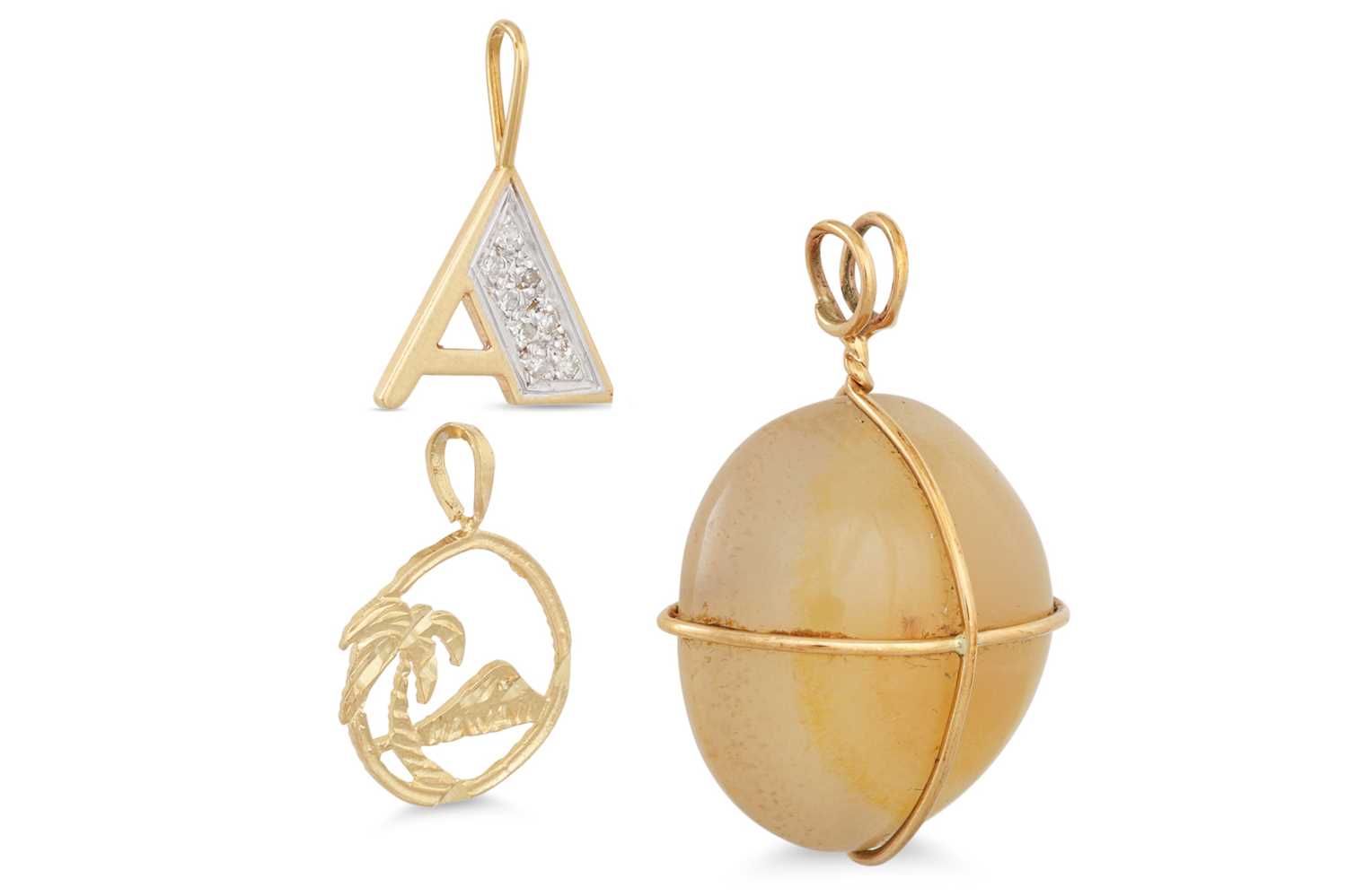 Lot 141 - A MOONSTONE PENDANT, with 9ct gold wire