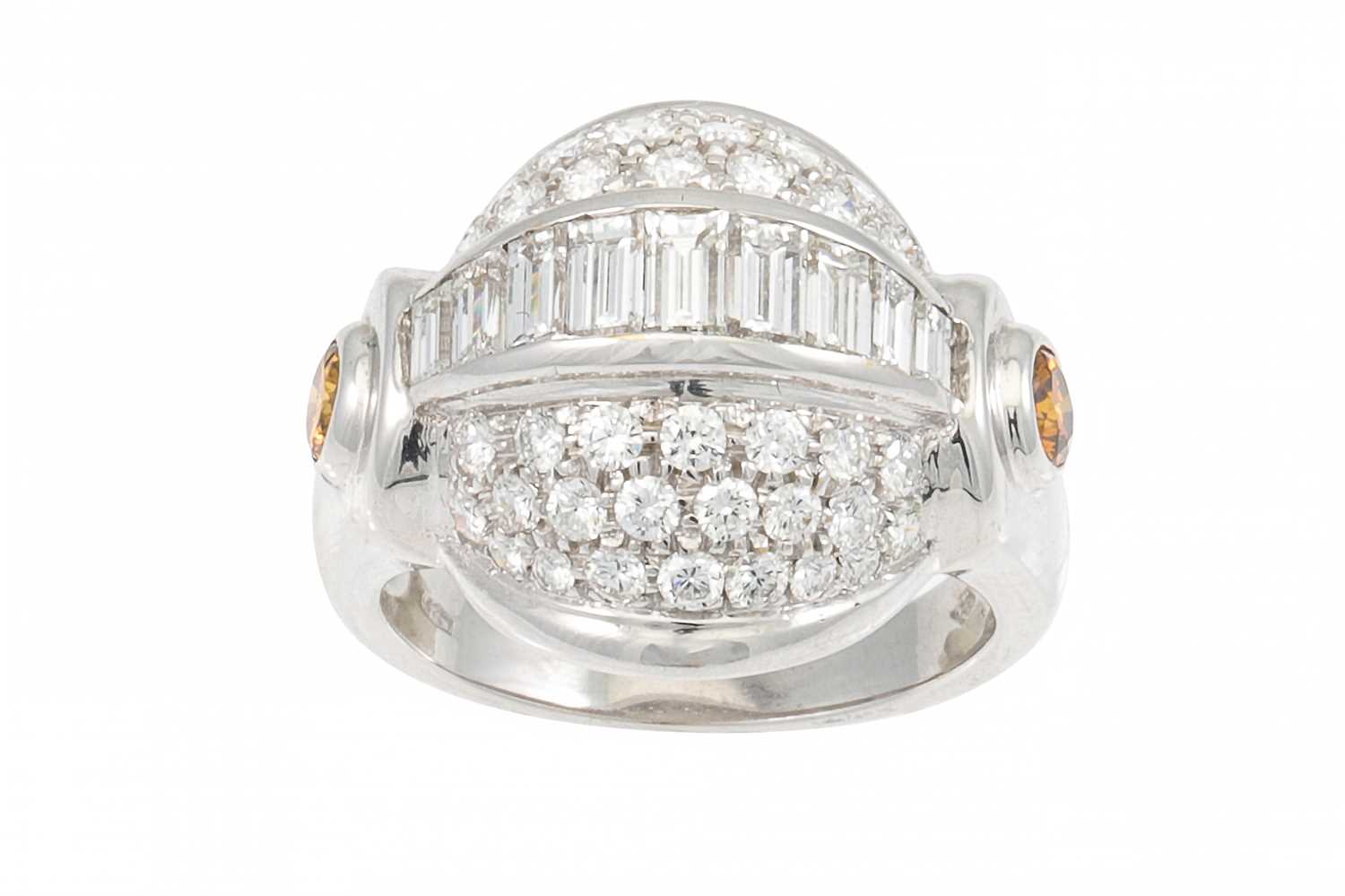 Lot 334 - A DIAMOND CLUSTER RING, of domed style, set