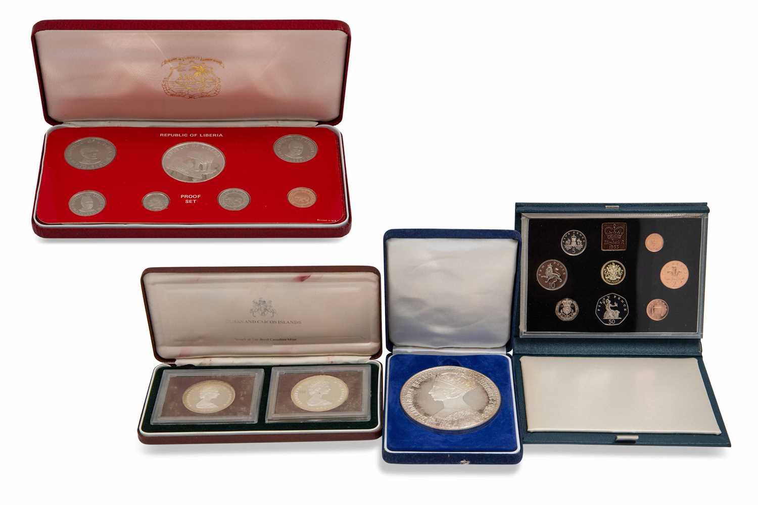 Lot 434 - A CASED 1983 UK PROOF COIN SET, a 1976 cased