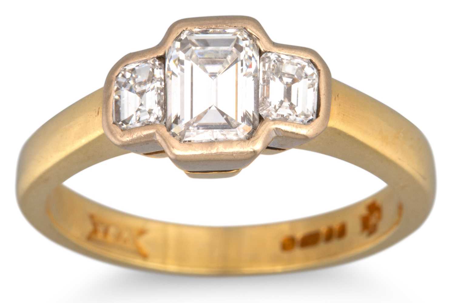 Lot 186 - A THREE STONE DIAMOND RING, the graduated