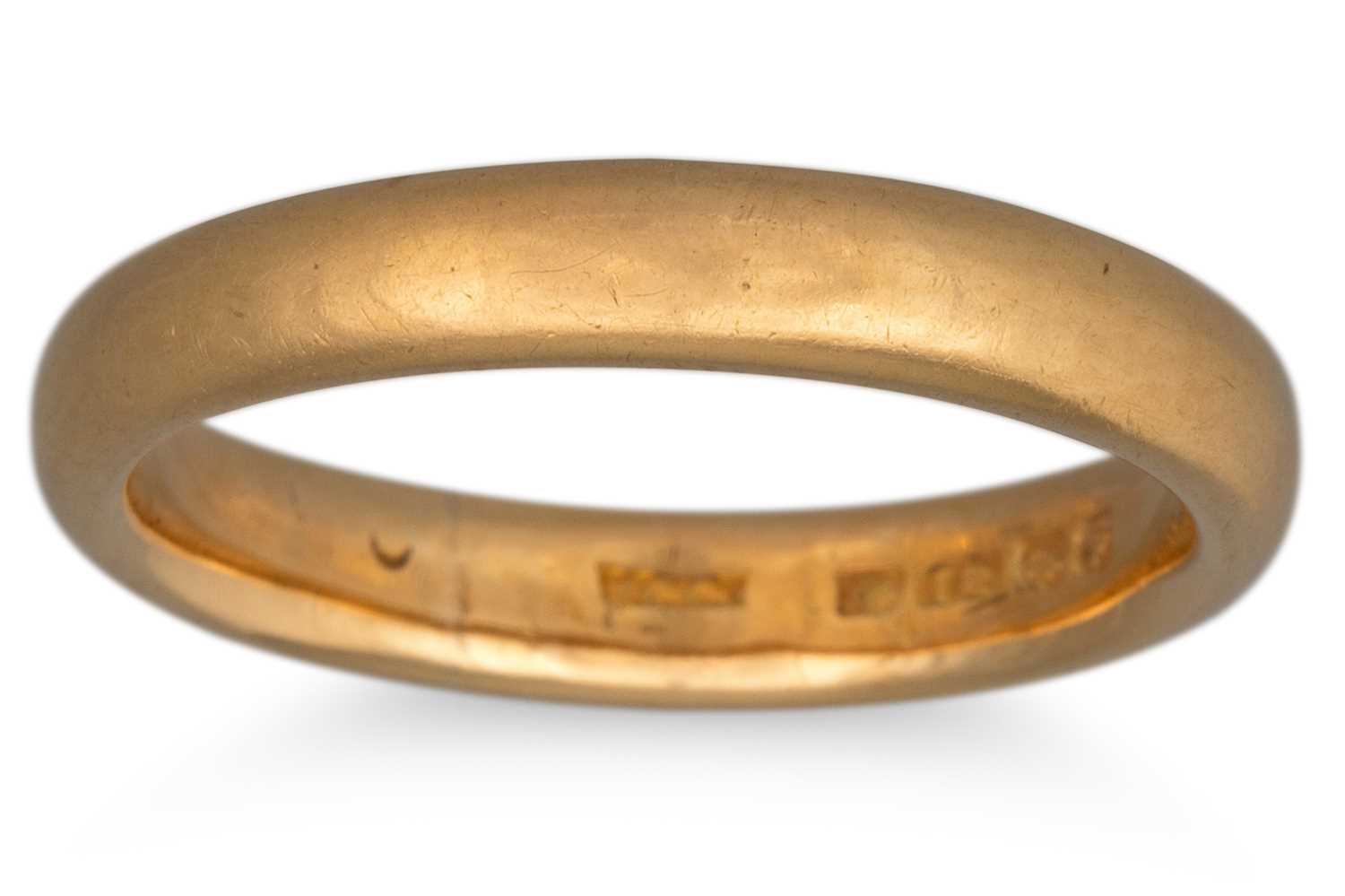 Lot 131 - AN 18CT GOLD BAND RING, boxed by Stokes, of