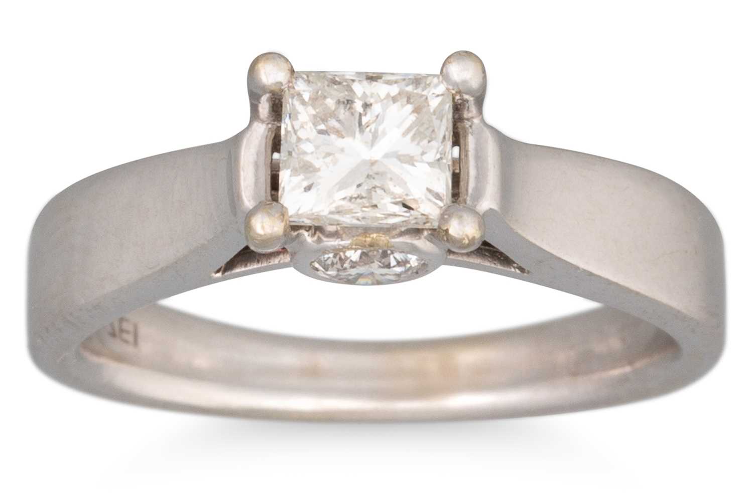Lot 315 - A DIAMOND SOLITAIRE RING, mounted in 14ct