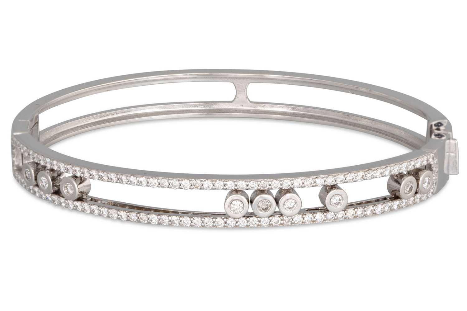 Lot 304 - A DIAMOND BANGLE, comprising collet set