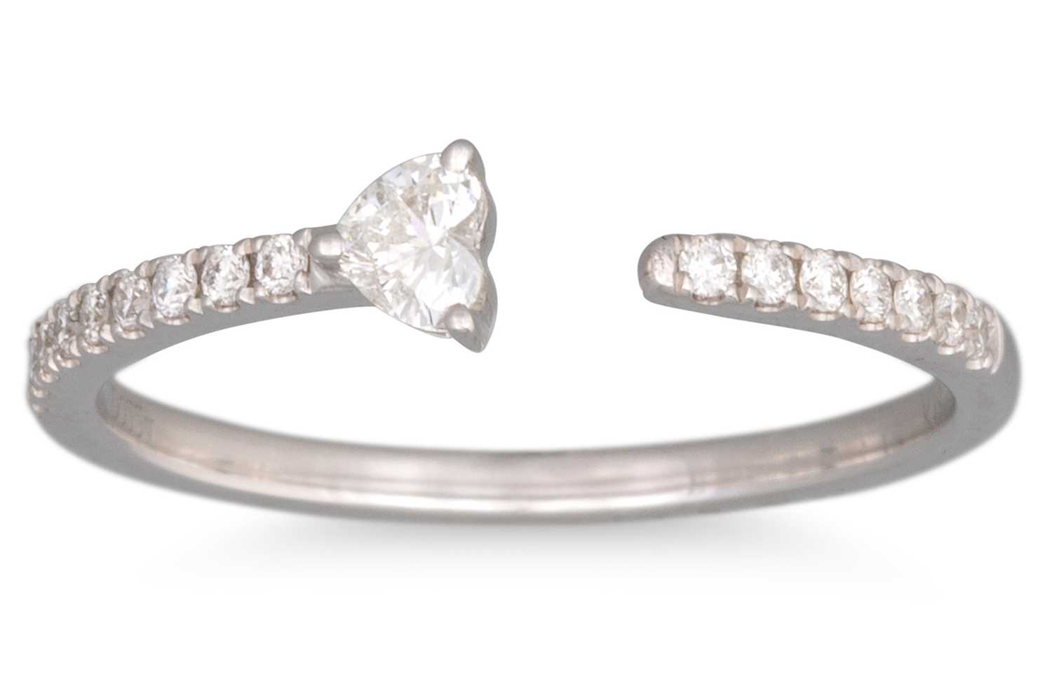 Lot 227 - A DIAMOND SPLIT BAND RING, set with a heart
