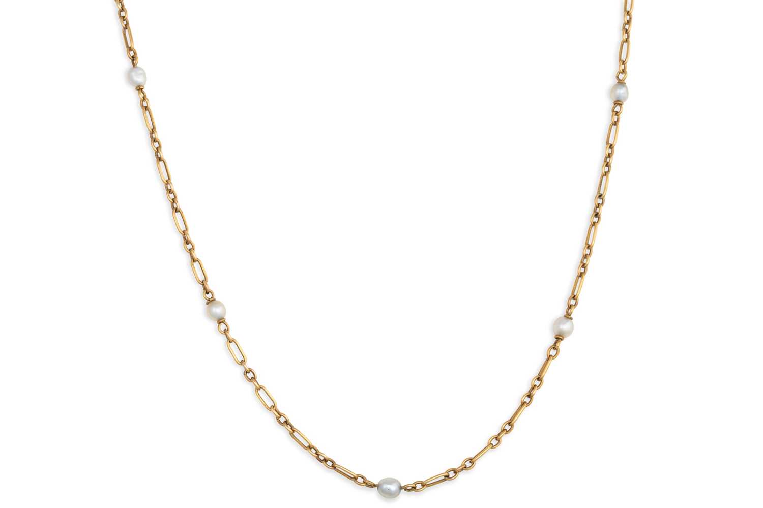 Lot 307 - AN ANTIQUE 18CT YELLOW CABLE LINK CHAIN, set