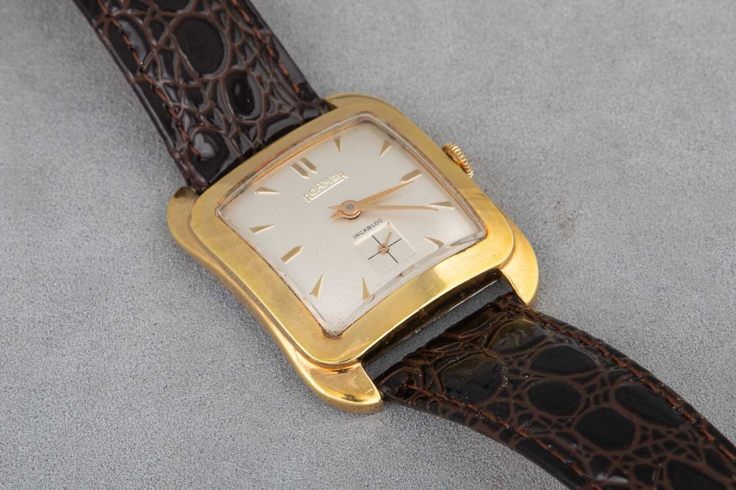 Lot 205 - A VINTAGE GENT'S 'ROAMER' TANK WRISTWATCH,