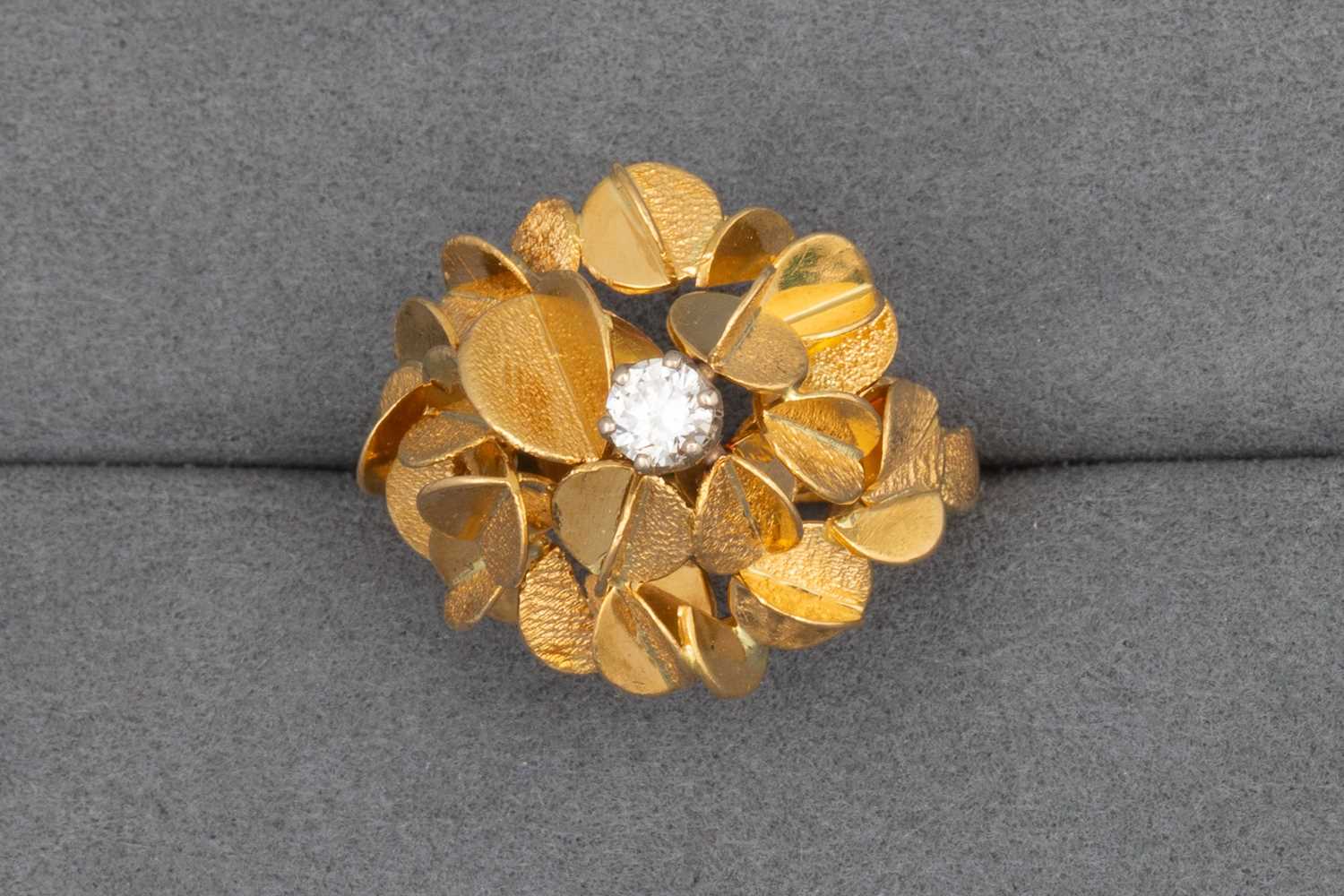 Lot 31 - AN UNUSUAL COCKTAIL RING, set with a diamond
