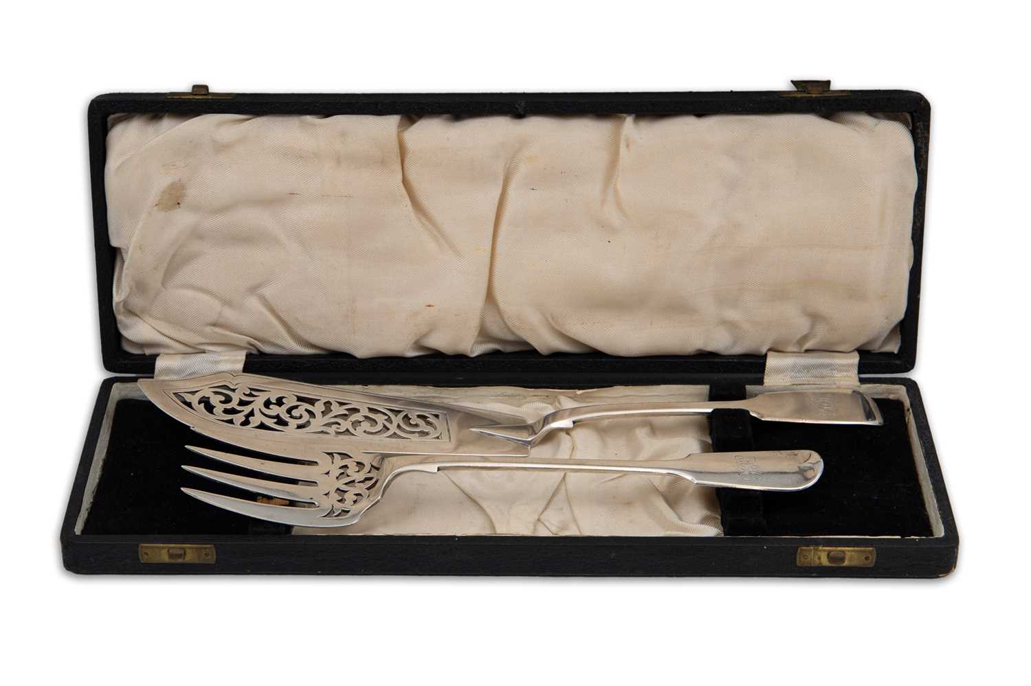 Lot 425 - A CASED VICTORIAN FIDDLE PATTERN FISH SERVER,
