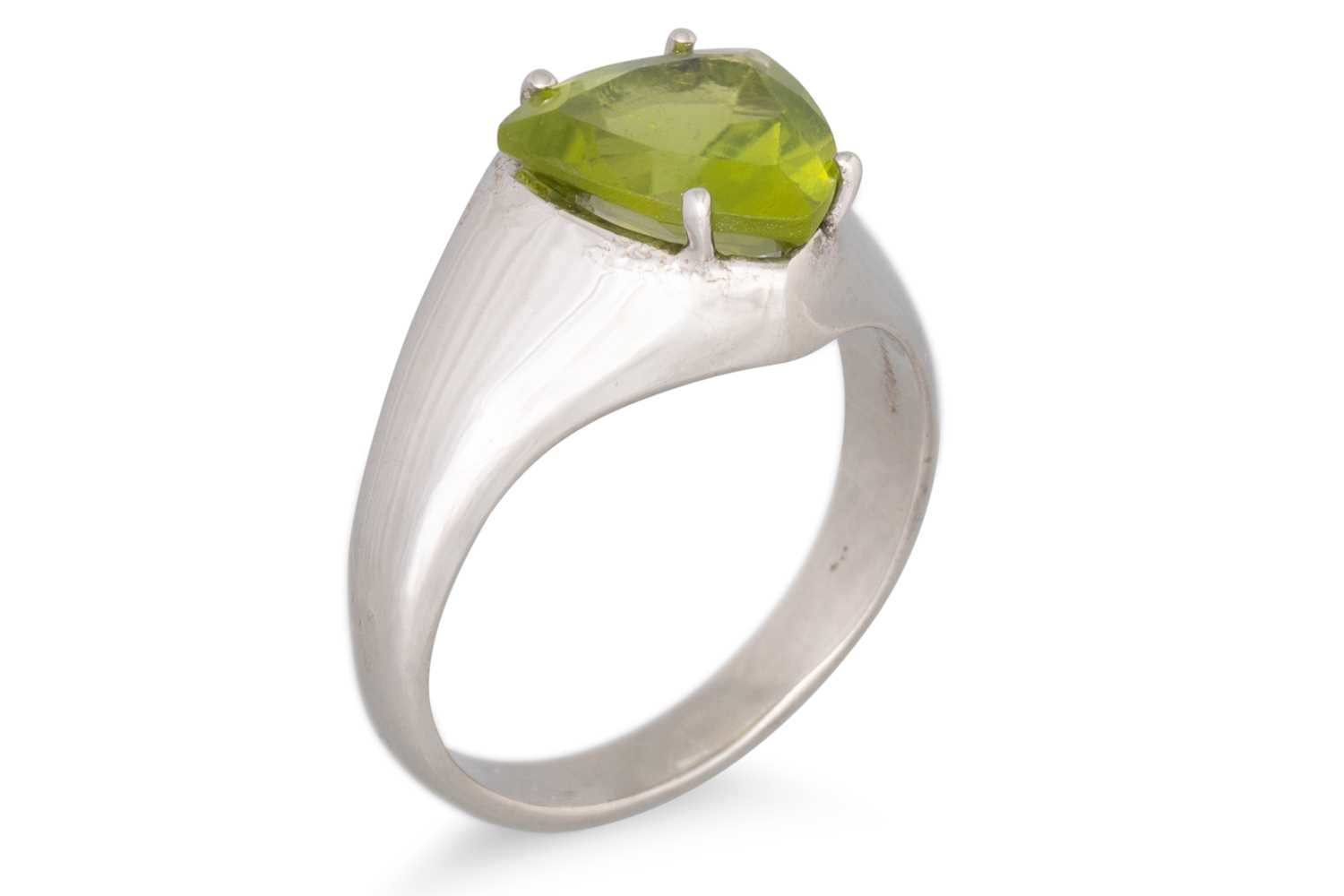 Lot 155 - A PERIDOT RING, the triangular peridot