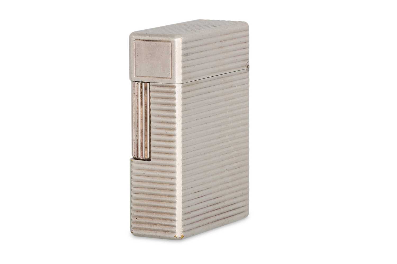 Lot 39 - A DUPONT FRENCH LIGHTER, fluted decoration