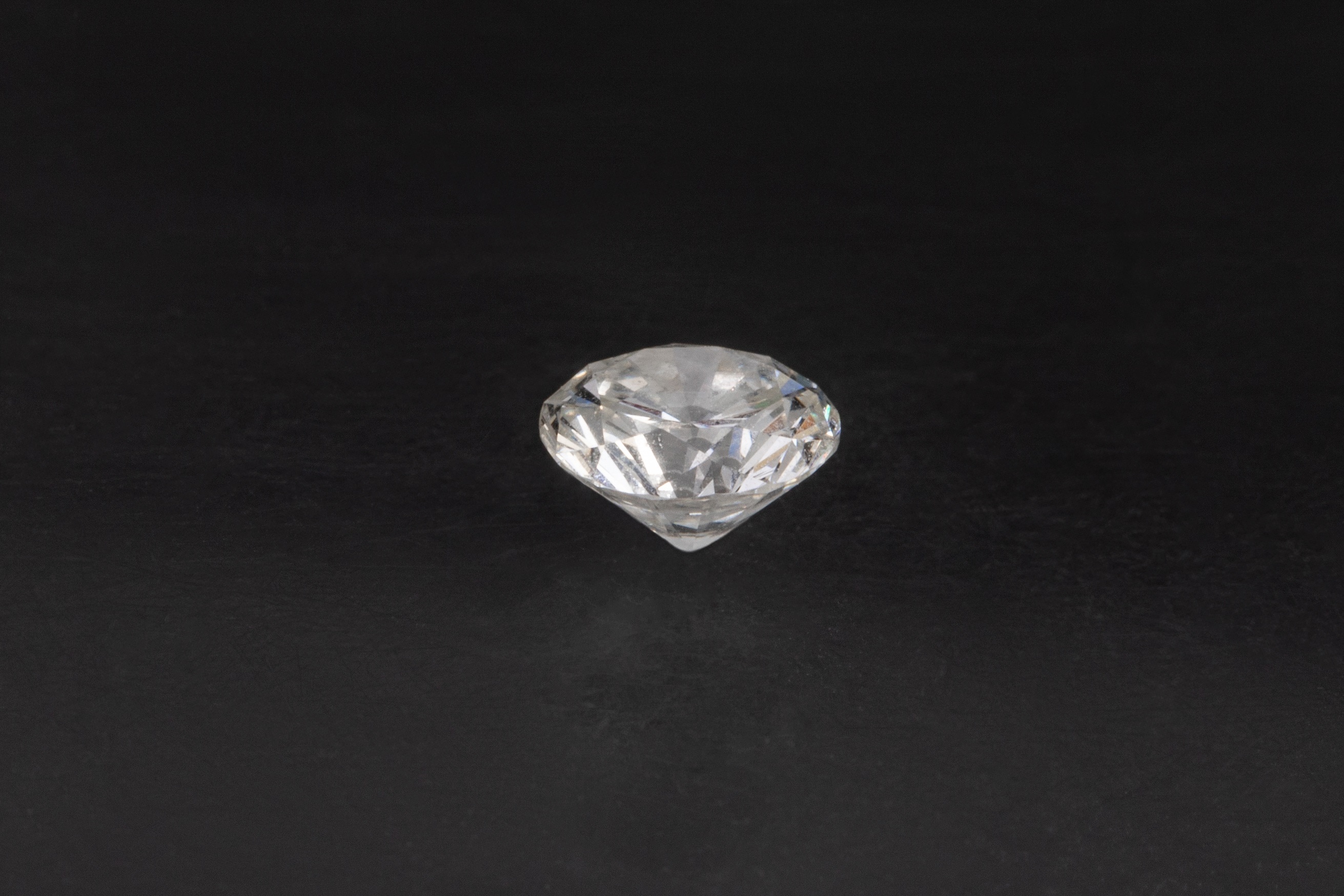 Lot 378 - AN UNMOUNTED BRILLIANT CUT DIAMOND,