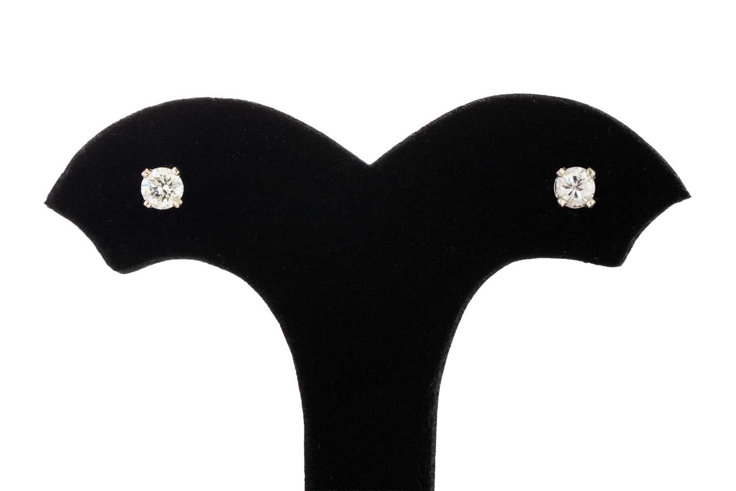 Lot 19 - A PAIR OF DIAMOND STUD EARRINGS, the round