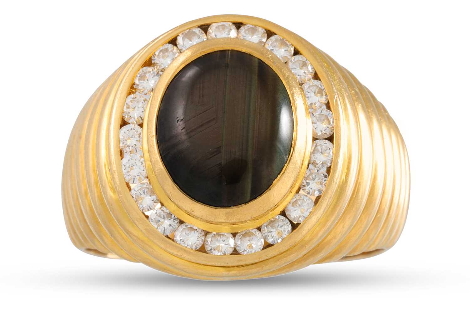 Lot 100 - A GENT'S STONE SET RING, to a diamond