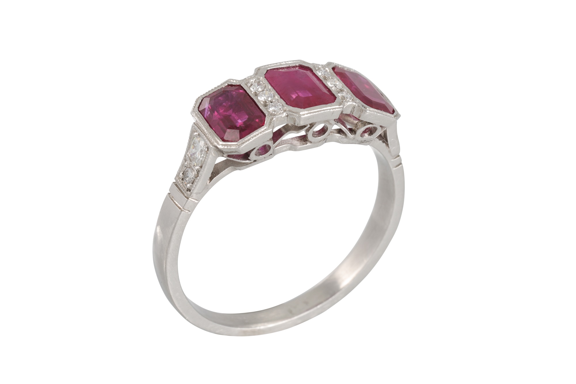 Lot 271 - A THREE STONE RUBY RING, the rubies collet