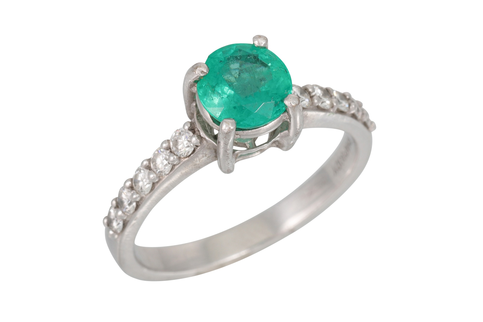 Lot 92 - AN EMERALD SINGLE STONE RING, the circular