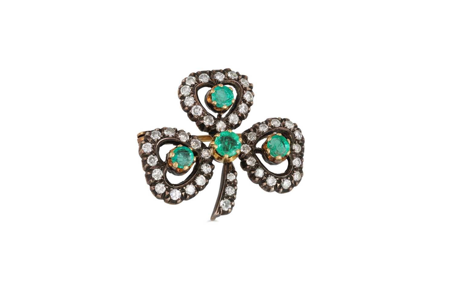 Lot 148 - AN ANTIQUE DIAMOND AND EMERALD SHAMROCK