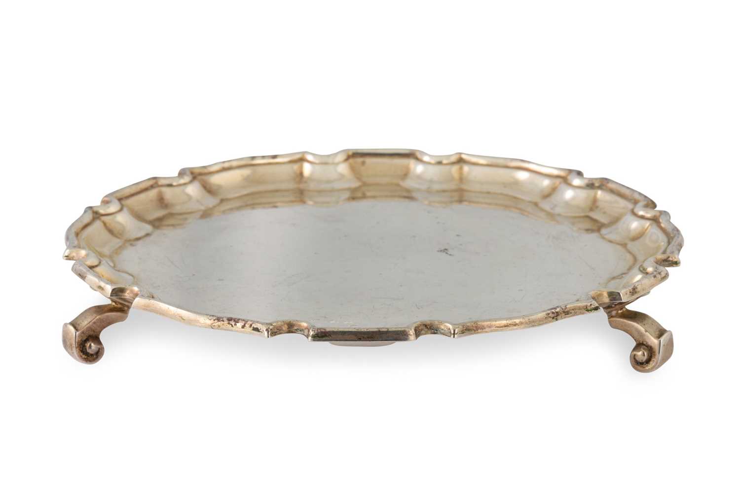 Lot 526 - A MID 20th CENTURY SMALL CIRCULAR TRAY, on