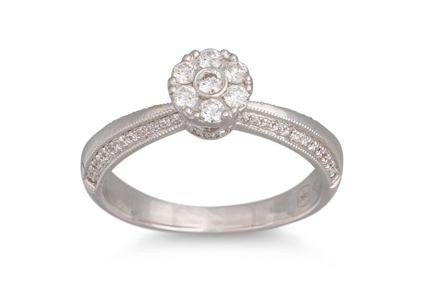 Lot 361 - A DIAMOND CLUSTER RING, mounted in 18ct