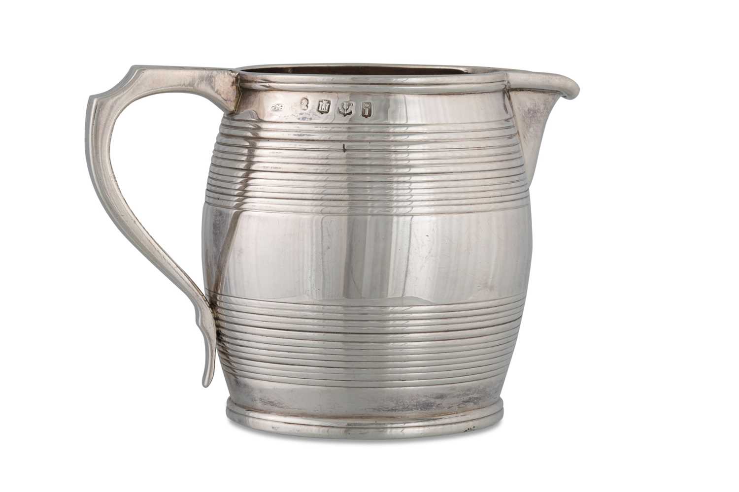 Lot 492 - A GEORGIAN SCOTTISH BARREL SHAPED CREAM JUG,