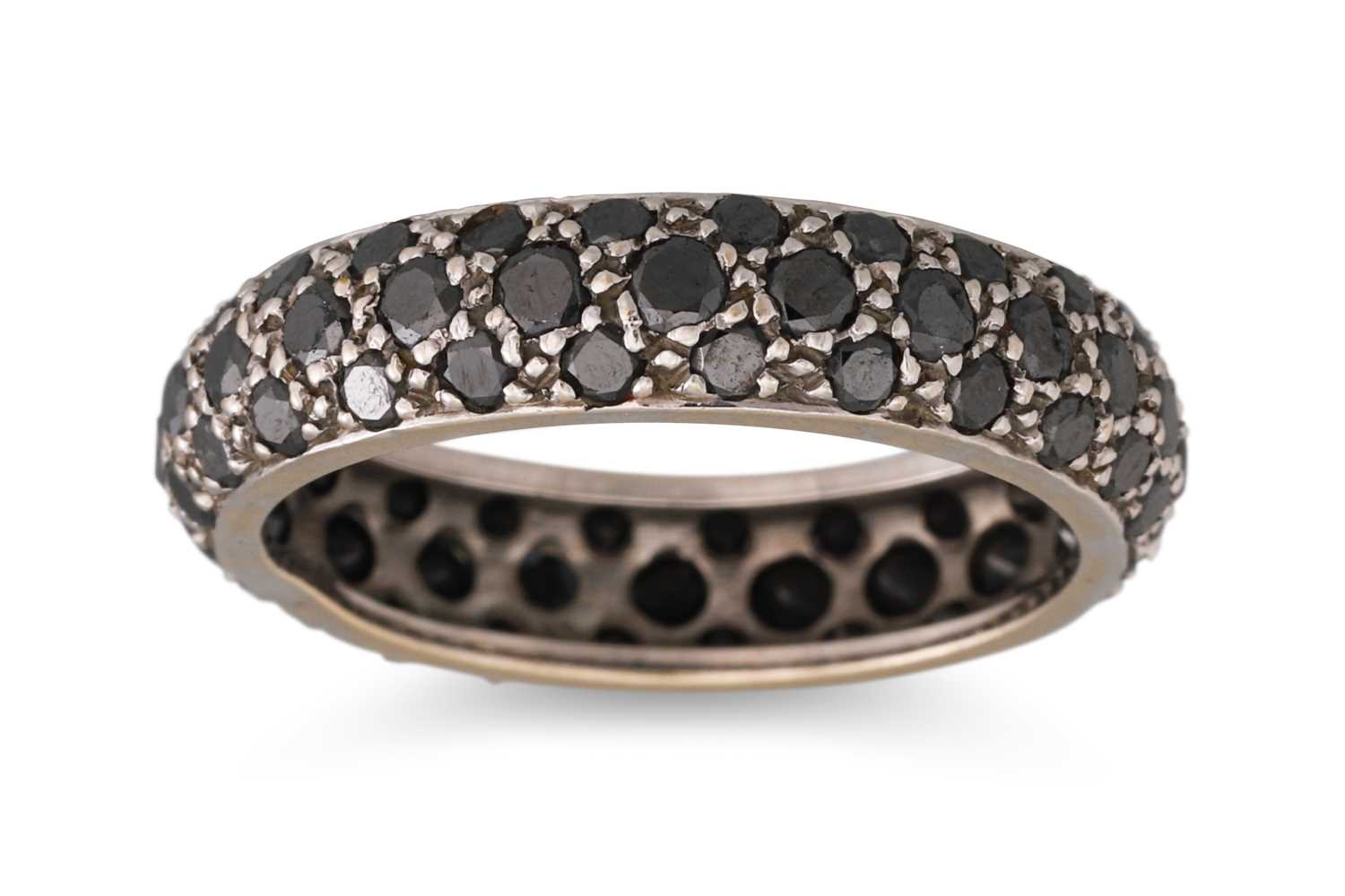 Lot 268 - A DECORATIVE STONE SET BAND RING, mounted in